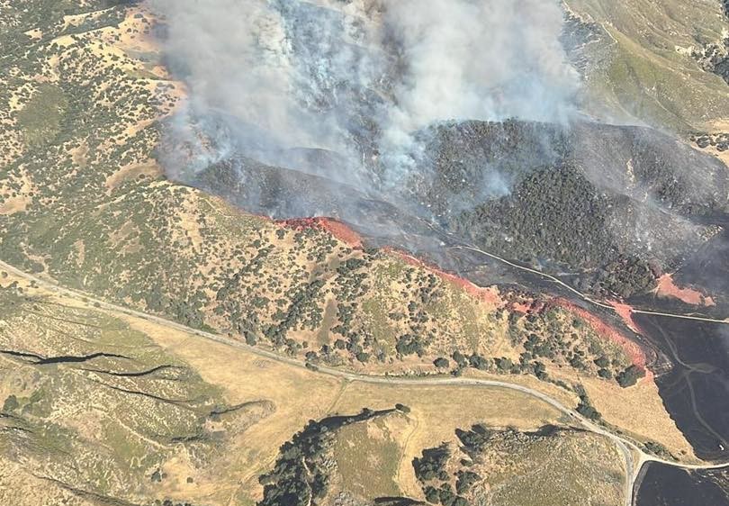 Cal Fire apaga un incendio cerca del Parque Nacional Pinnacles ...